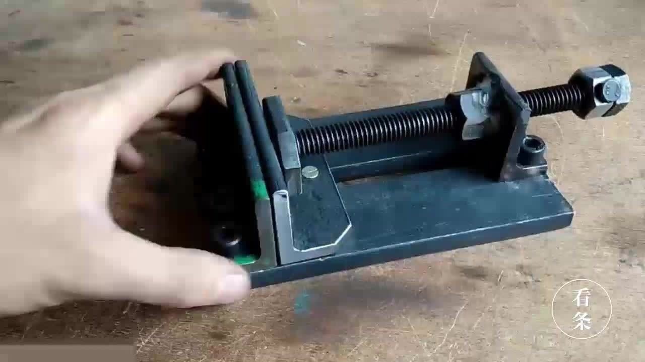 小哥用钢板和角钢自制台钳,简单实用,非常牛的DIY