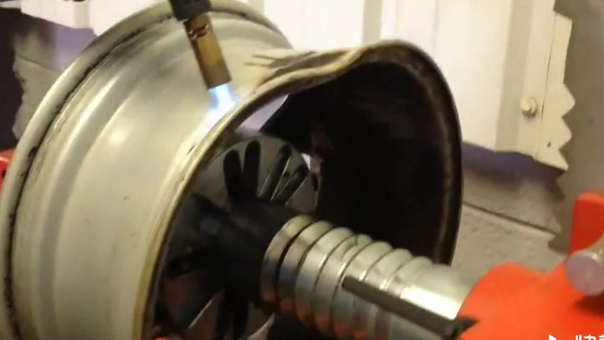 轮毂坏了别急着扔,看国外小哥如何把他修复如初