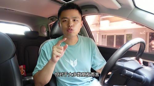 开自动挡车型,等红灯时为什么要挂N档拉手刹呢,是因为怕伤车吗