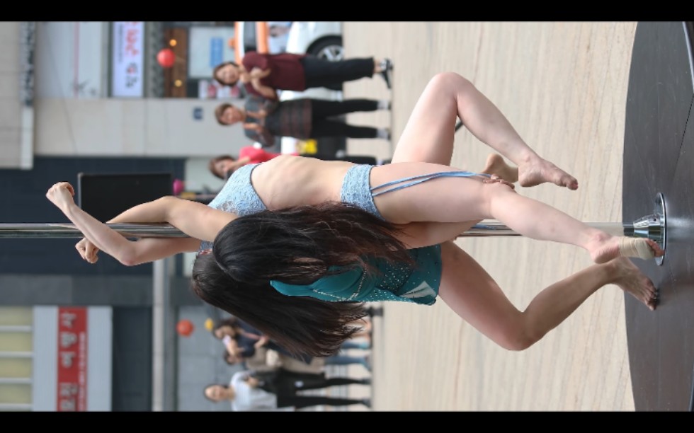 双人钢管舞美女小姐姐的高超舞技!让人羡慕!