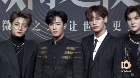 2019微博之夜红毯:李汶翰领衔UNINE7人组帅气西装亮相