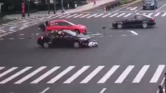 学生骑电动车闯红灯被撞飞负全责