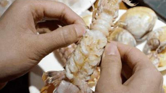 看日本人如何处理皮皮虾,太精致了!虾脚里的一点肉都不放过!