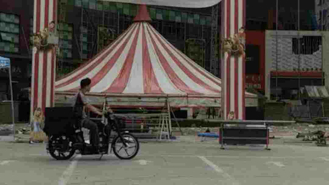 杂技演员高空坠下身亡,家属:还有个女儿要抚养,赔50万太少