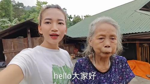 越南女孩发扬中华名族传统美德关爱老人从我做起