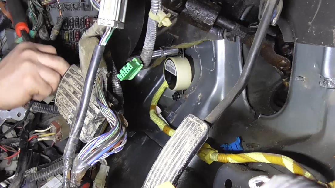 看汽车安全气囊的碰撞装置安装在哪个位置?