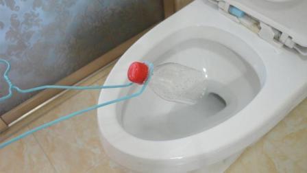 马桶堵塞了,用一个塑料瓶加衣架,3分钟疏通马桶,看完赶紧试试