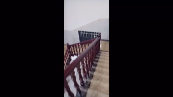 380元一米的实木楼梯扶手安装好了,比不锈钢的视觉感好些吗?