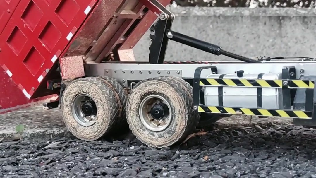 这辆大货车一看就是干活的车 轮胎上全是泥 网友:这车多少钱?