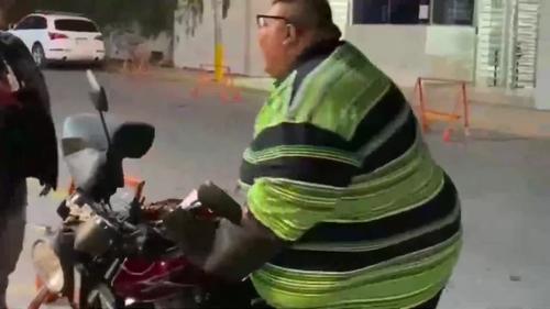 这吨位你确定能走成吗?担心车的小身板,网友,现实版的肉夹摩