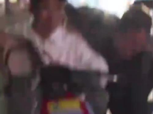 交警劝导出新招 提醒过往二轮车辆佩戴好头盔 注意驾驶安全 网友:交警...