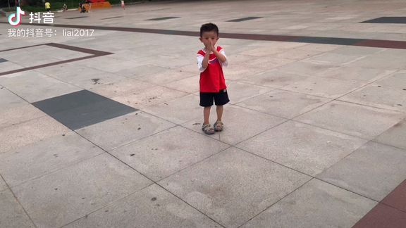这是什么动作?小孩模仿能力强