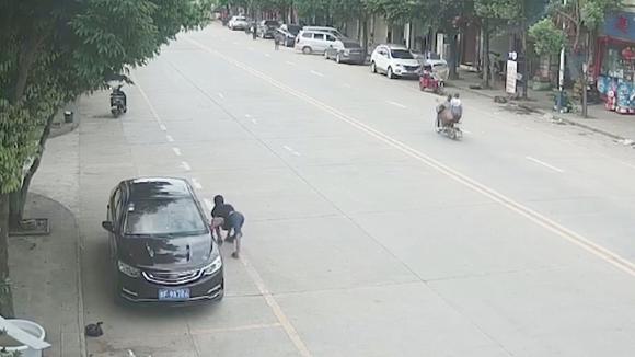 开着轿车来“要饭”?监拍云南保山乞丐街边换装乞讨