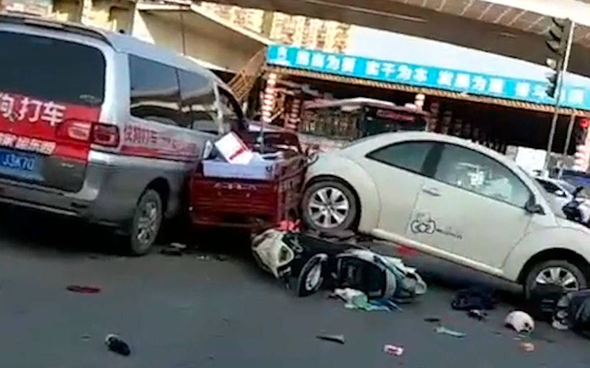 广西一小车路口倒行连撞多车致4伤 警方:司机操作失控,已当场死亡