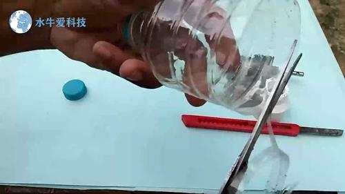 用过的自行车车胎不要扔,和废弃塑料杯子结合,永动水车出世了!