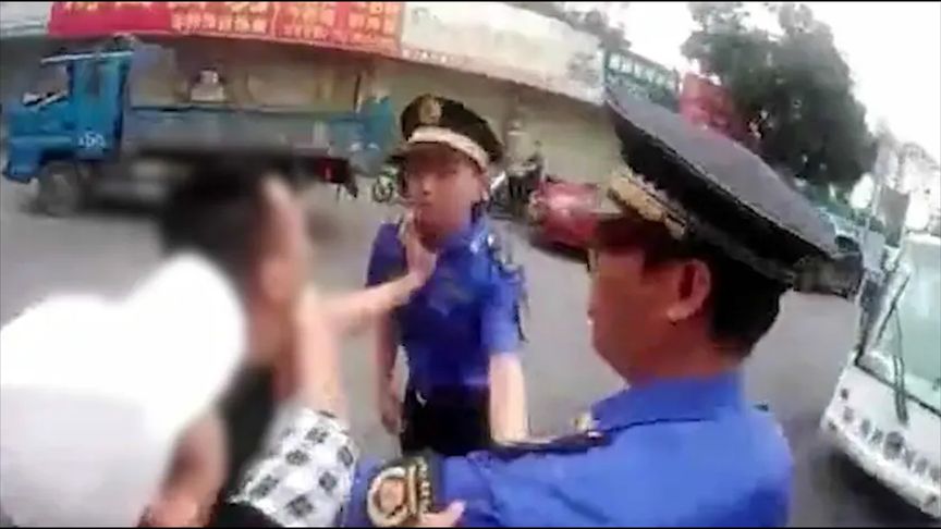 广西城管执法时遭摊贩暴力抗法,被摊贩掐脖子双方纠缠倒地
