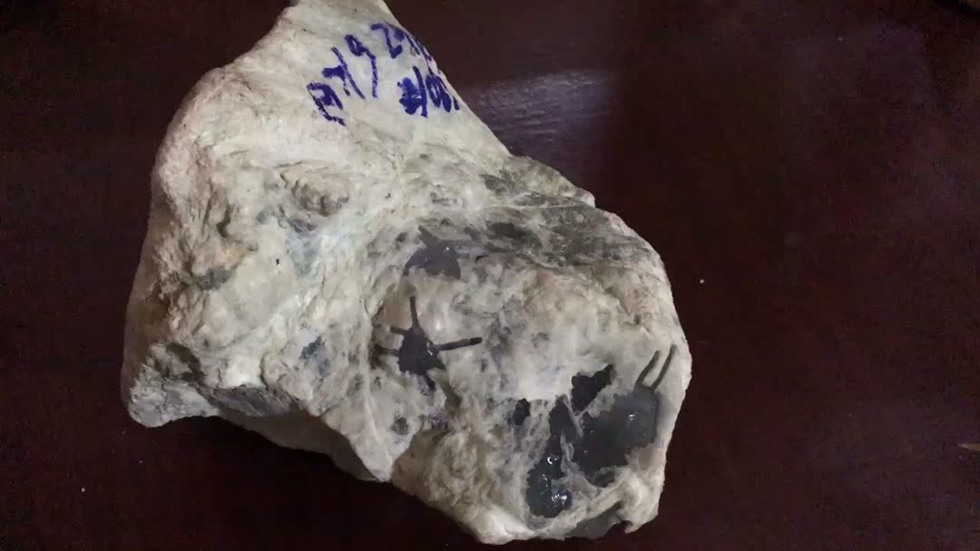 木那场口出产的翡翠,盛产种色均匀的高冰、玻璃种料,种水好。多利多...