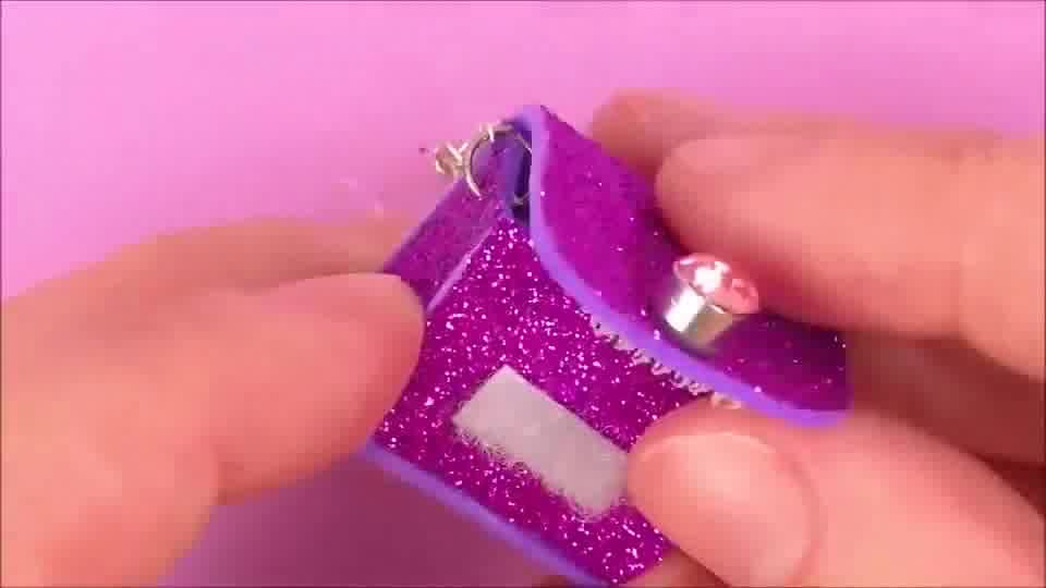 手工玩具:制作芭比娃娃的迷你美妆用品和链条包