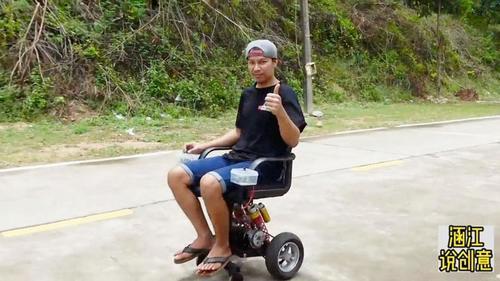 残疾小伙自制电动轮椅,结构简单,结实耐用,出门代步必备轮椅