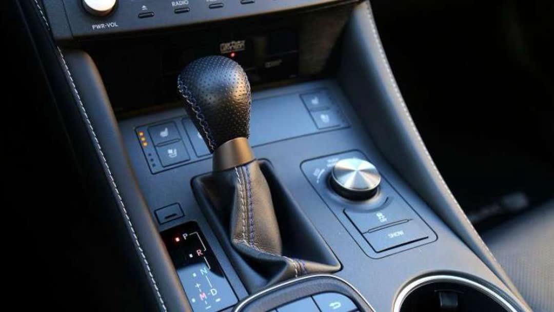 自动挡停车先拉手刹还是先挂P档?老司机教你正确停车步骤!