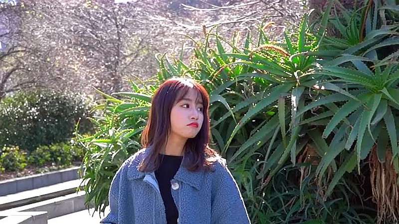 毛茸茸羊羔绒服配上毛衣裙,凸显小姐姐的冷淡优雅气质