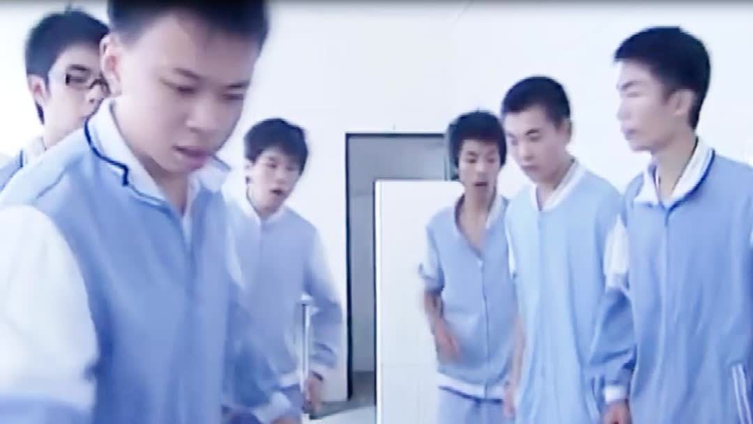 中学生课间上厕所,却在厕所意外发现炸药,刚出声学校就爆炸了