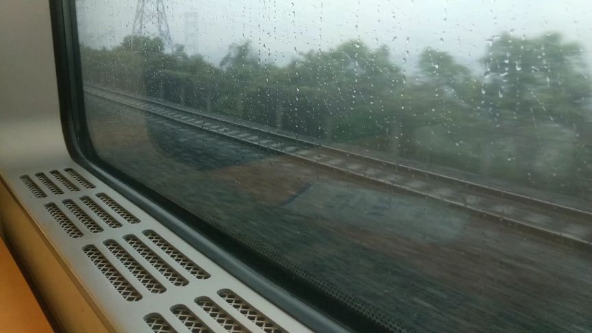 乘坐ߚ�动车D5194次列车回达州了,中途还经过达州迎曦铁路公园。