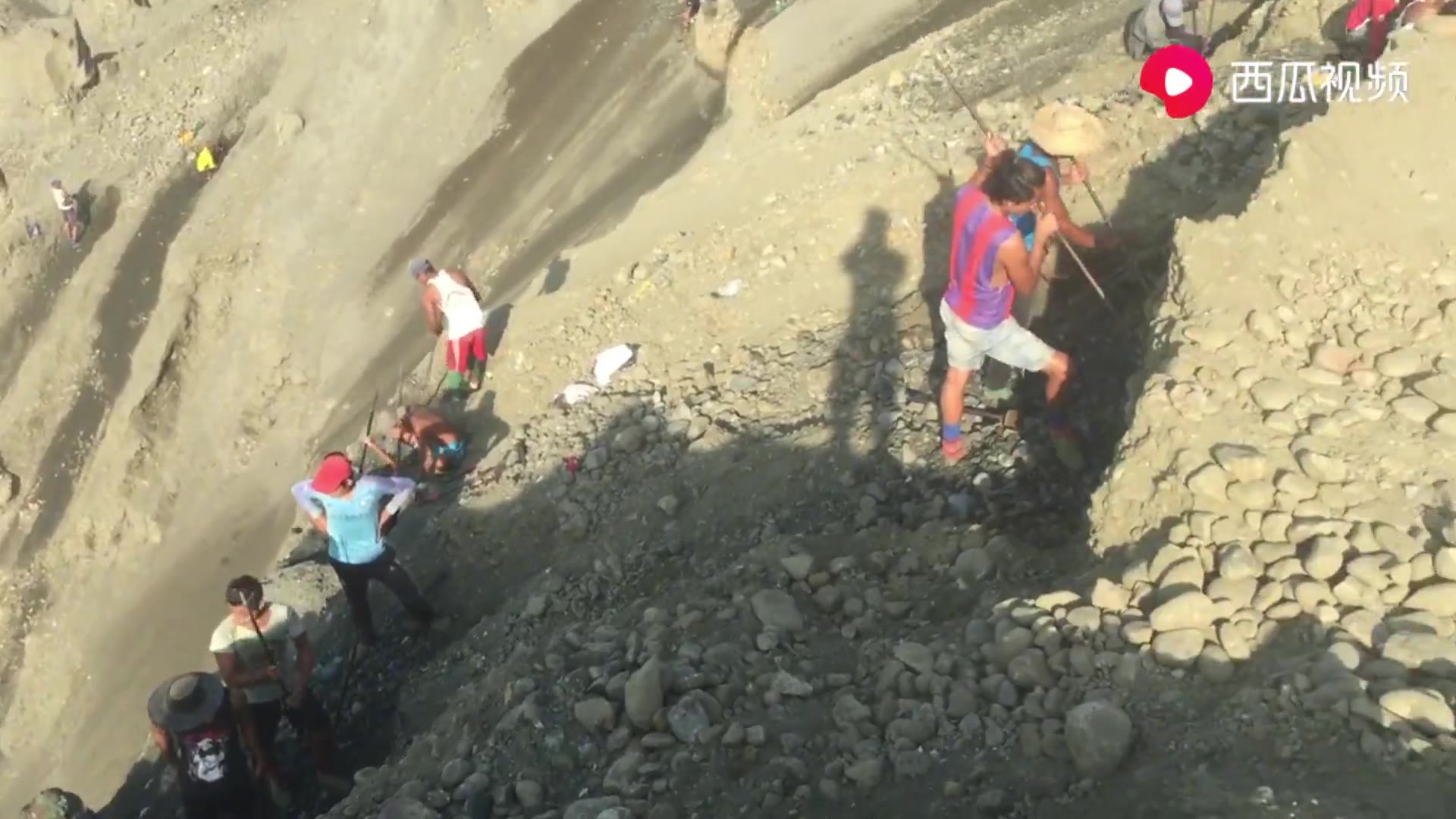 【恐高症慎入】实拍缅甸莫西沙翡翠矿区,悬崖峭壁边的挖玉人!