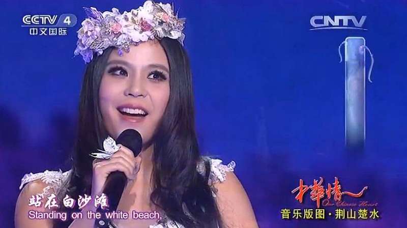 美女歌手马晓梦演唱《彩云追月》娇音萦萦,声音清甜