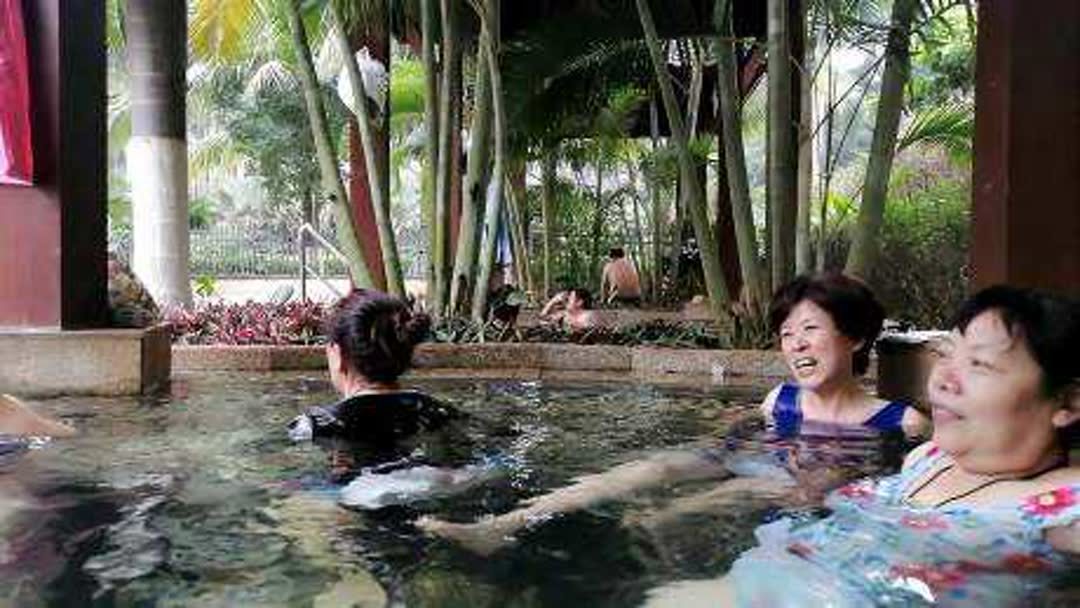 冬季还能在海南泡澡,游泳。祖国之大不岀国就能感受冬天和夏天