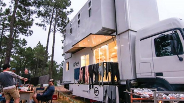 牛人把奔驰改装成豪华房车,双层移动式旅馆