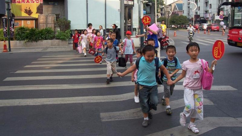 实拍小学生横穿马路,险被半挂撞到