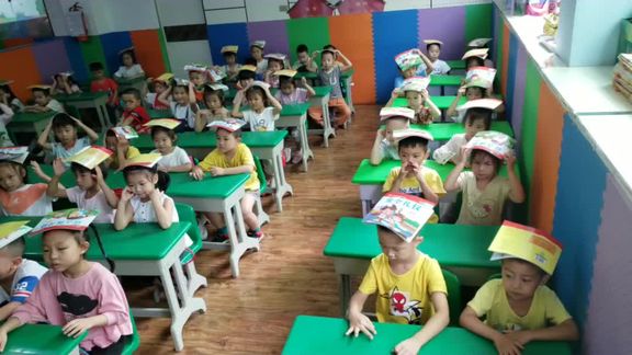 课前音乐律动:有趣的音乐,夸张的动作,小朋友们不自觉的想参与模仿,课...