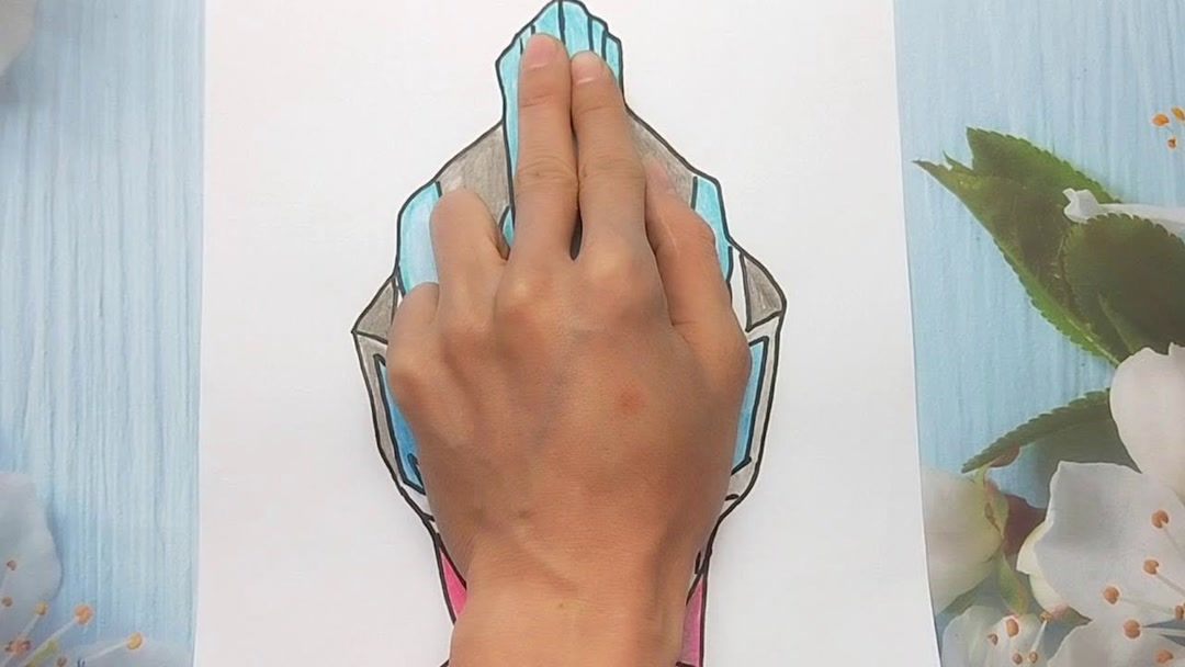   用手掌放在一张纸手绘银河奥特曼,画法简单又好看的手势图