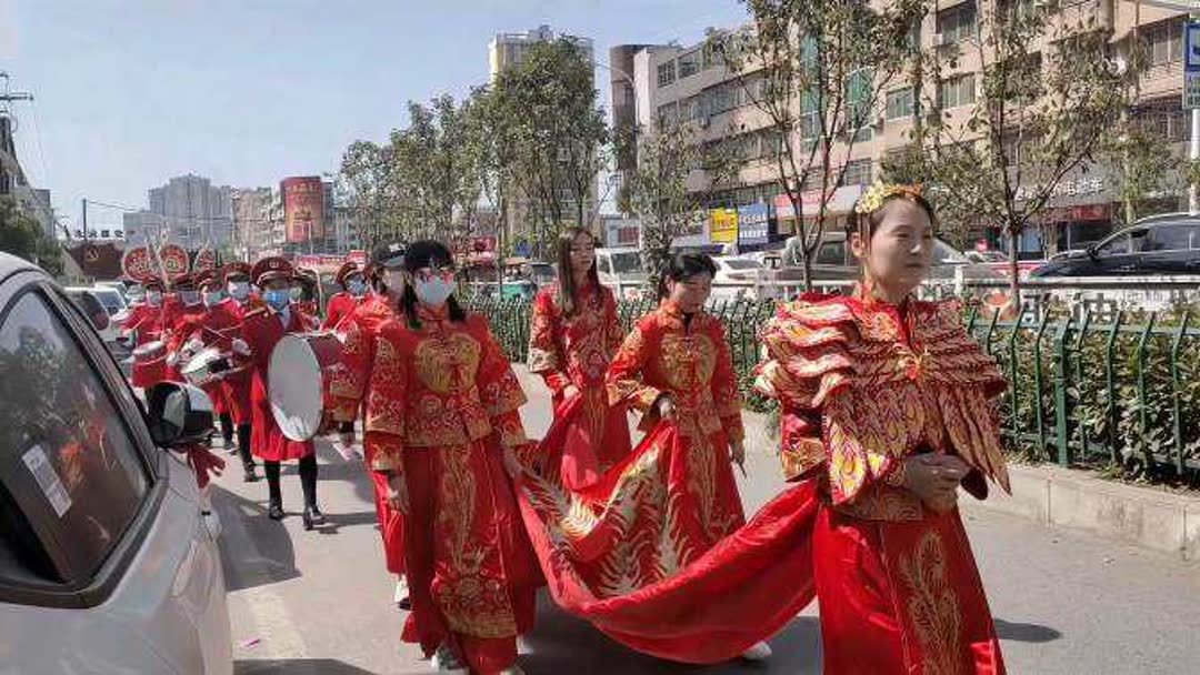 湖北枣阳,珠宝店宣传推广太有创意,新娘伴娘乐队助阵,这招厉害