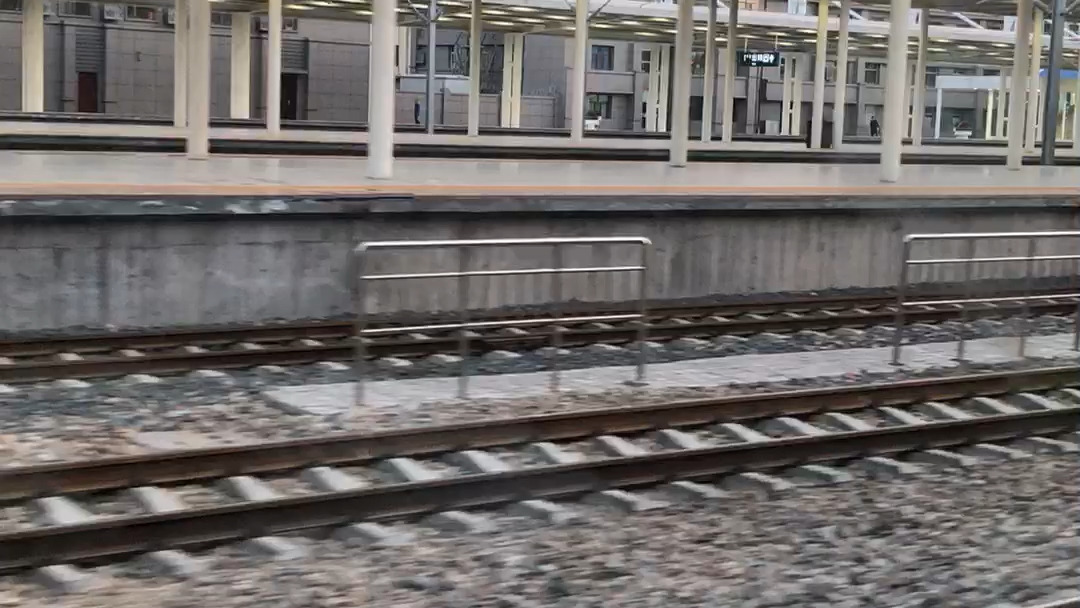 2018年4月15日,k598次列车出呼和浩特站对面站台上面的wx25k轨道...