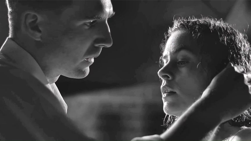 辛德勒的名单:太讽刺!犹太女孩受尽非人折磨,德军却在歌舞升平