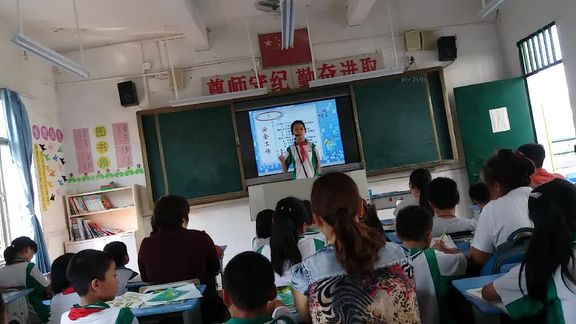我女儿做学生代表,在家长会上演讲,真高兴啊!
