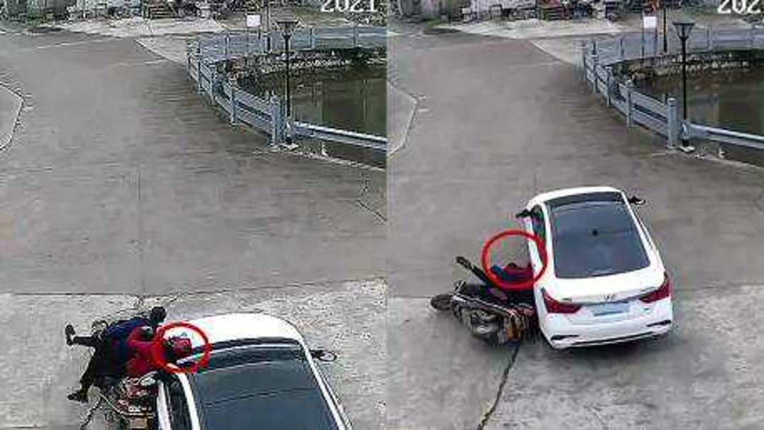 监拍:电动车过路口被轿车撞倒 乘车人头部撞完车窗又滚进车底