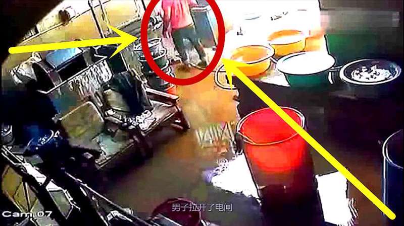 男子准备下班回家,触电身亡,视频还原全过程