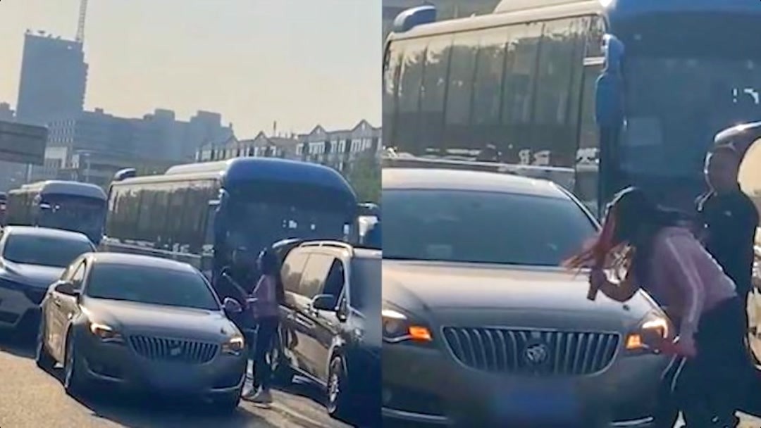 女司机开车带娃遭别车,愤怒下车打砸对方车辆,脚踹车门手砸玻璃
