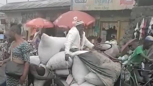 非洲人民的生活方式不一样,富人很安逸,而穷人的生活差距很大