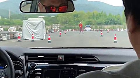 实测凯美瑞和亚洲龙谁的自动刹停功能更强?