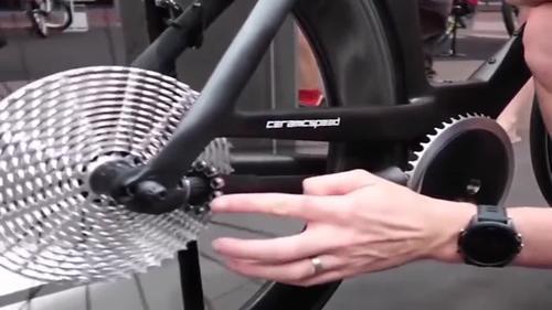 土豪花十万买的自行车,连链条都没有,是如何传动的?