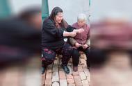 儿媳妇想让婆婆买个手表,婆婆就在她手上画了一对,逗死我了