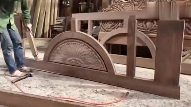 木工制作,东南亚木工制作实木木门!