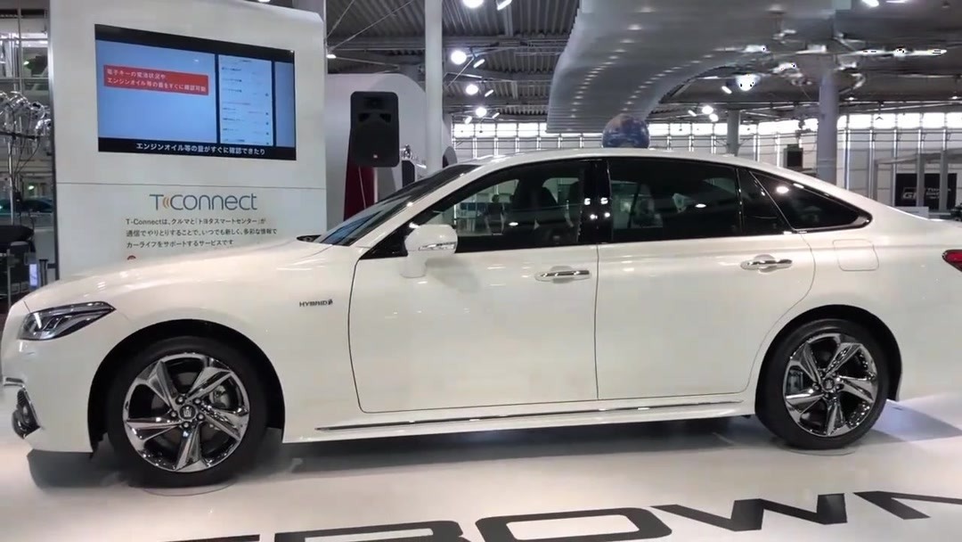 2019款丰田皇冠高清展示,看到外观内饰后,给我个不喜欢的理由