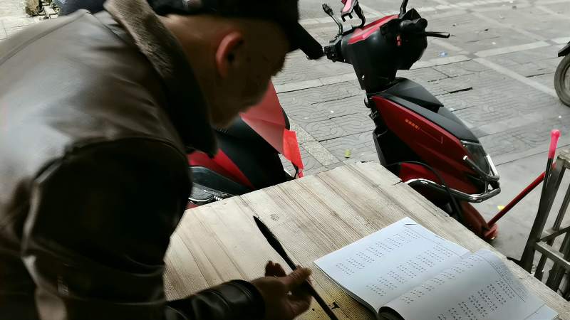 潇洒的写了一副对联,老书法家表示还可以写,研磨摆笔都自己来