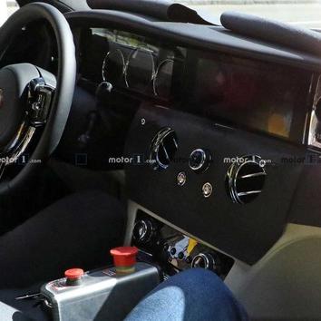 ...可以很明显的看出,下方空调出风口以及控制面板区域的造型与新款...