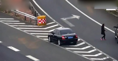 高速上小车倒车行驶,遭后车猛烈追尾,惨烈的一幕。